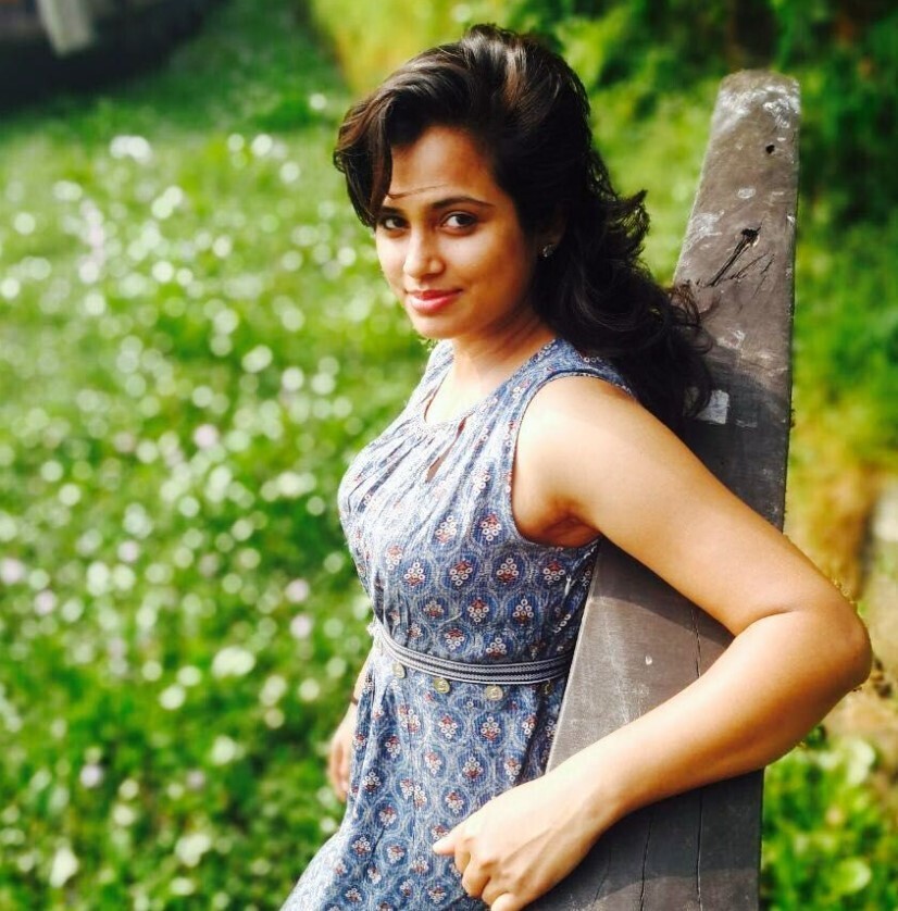 PHOTOS : 'பூக்களே சற்று ஓய்வெடுங்கள் அவள் வந்துவிட்டால்'.. ஆளை மயக்கும் ரம்யா பாண்டியன் ...