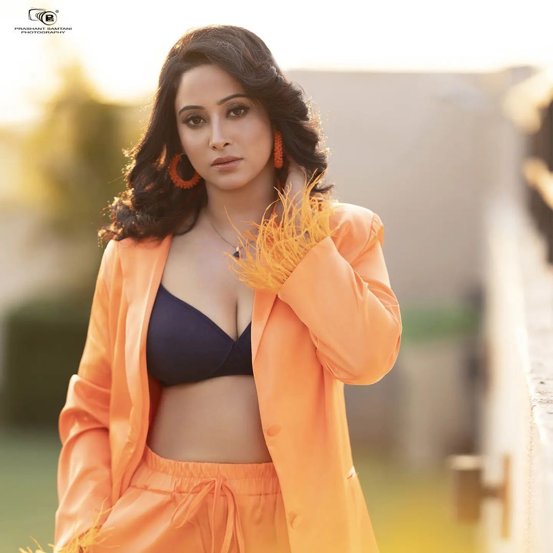 photos : ஷர்ட்ட கழட்டி விட்டு ஸ்டன்னிங் போஸ் கொடுத்த சந்திராணி தாஸ்.. கிறங்கடிக்கும் வேற லெவல் ...