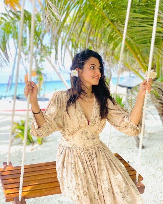 photos : தேவதை வம்சம் நீயோ.. நடிகை அபர்ணா தாஸின் லேட்டஸ்ட் பிக்ஸ் இதோ ...