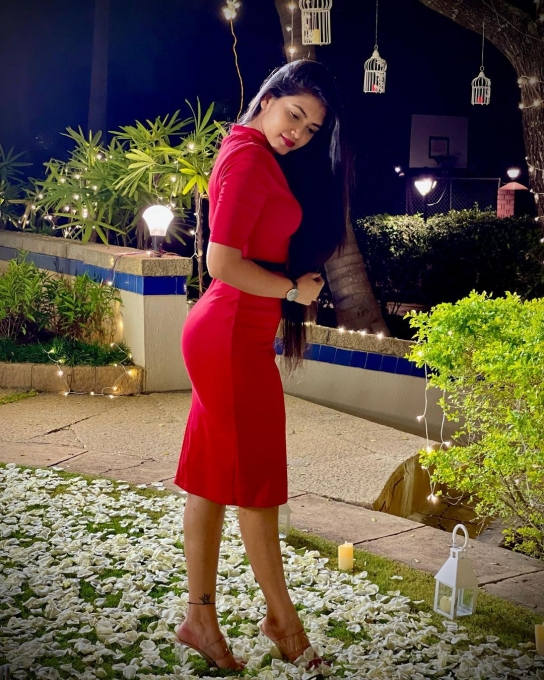 photos : குட்டி உடையில் மலை நடுவில் நச் போஸ்.. நடிகை அமுல்யா கௌடாவின் ...