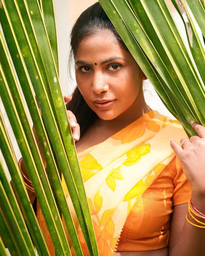 PHOTOS : சேலையில் செதுக்கிய சிலையாய்.. மாடல் சுவிதா ராஜேந்திரனின் ...