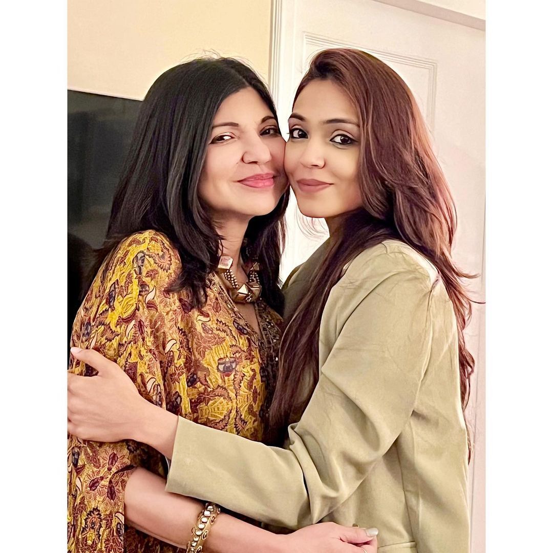 कौन हैं और क्या करती हैं अल्का याग्निक की बेटी सायशा कपूर, लगती हैं मां ...