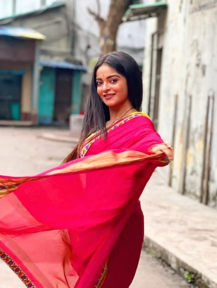 কপালে বড় লাল টিপ, চোখে ডিপ কাজল, শাড়িতে অনন্যা হয়ে উঠছেন দিয়া ...