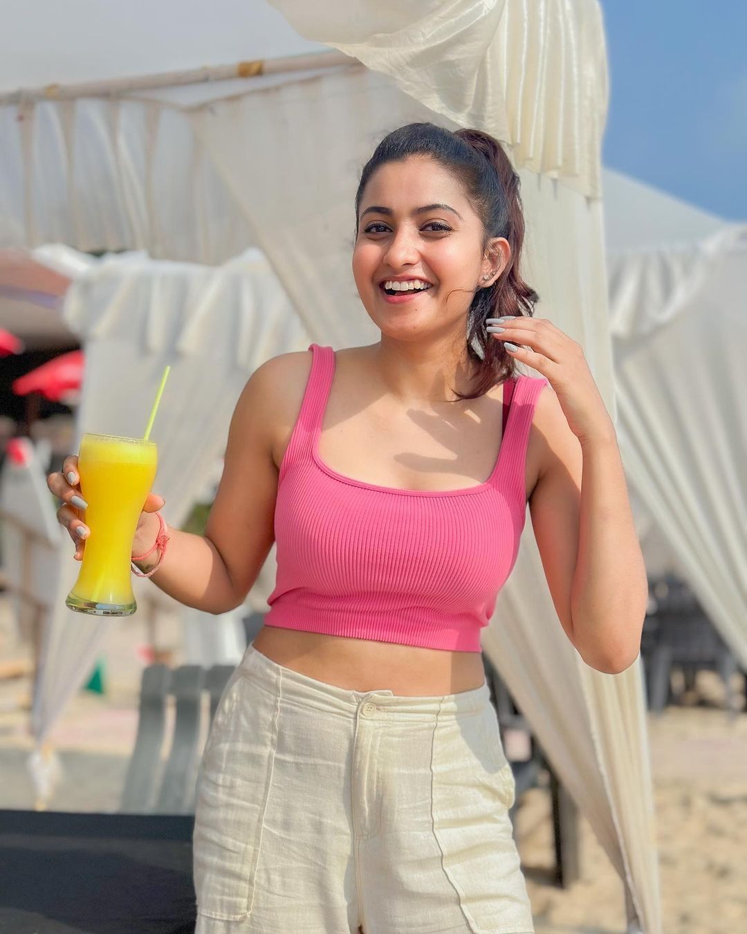 కవ్వించే అందాలతో కుర్రకారును చిత్తు చేస్తున్న దీపికా పిల్లి. | Anchor Deepika Pilli Is ...