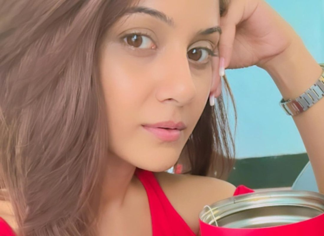 গ্রিন টি খেতে ব্যস্ত তৃণা, লাল টপে মিষ্টি লাগছে অভিনেত্রীকে | Latest ...