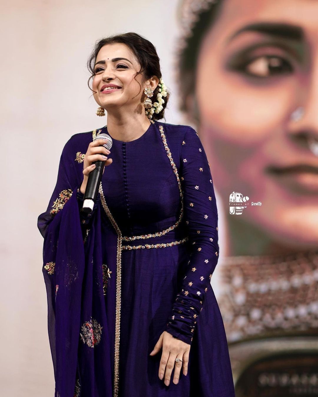 కవ్వించే అందాలతో కుర్రకారు హృదయాలను కొల్లగొట్టేస్తున్న త్రిష కృష్ణన్ ...