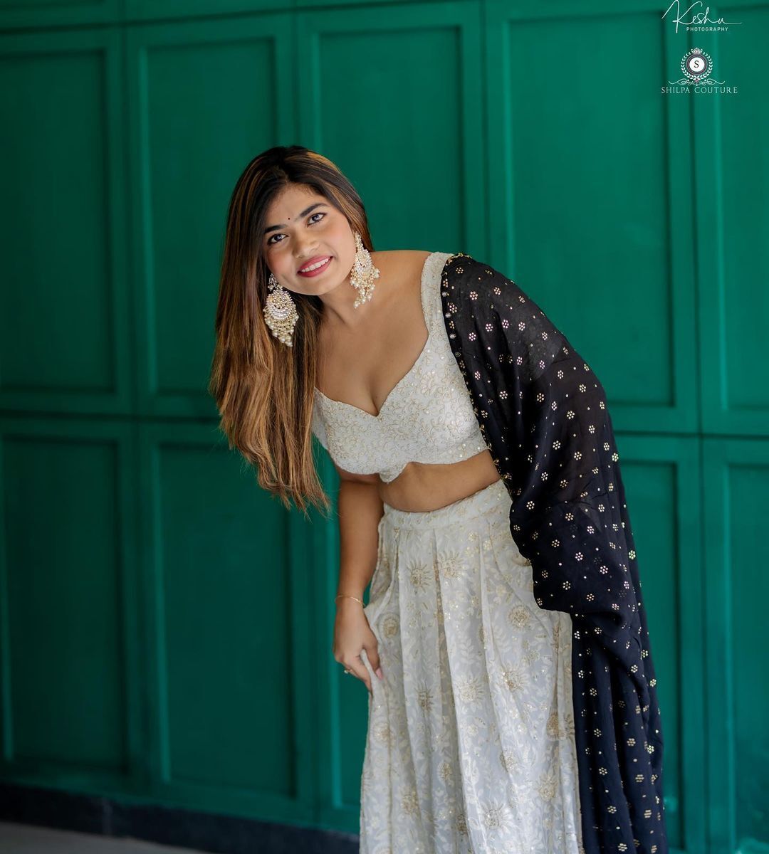 లేలేత అందాలతో మైమరిపిస్తున్న రీతు చౌదరి.. | Jabardasth Actress Rithu Chowdary Stunning Looks ...