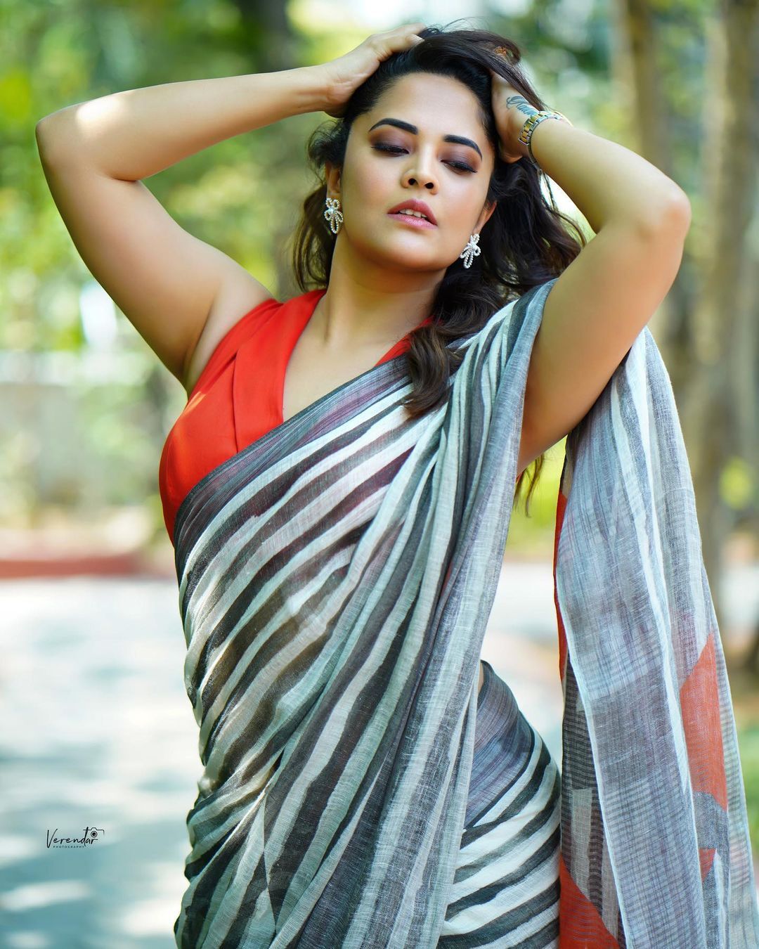అనసూయ భరధ్వాజ్ అందాల మెరుపులు.. హాట్ లుక్స్‌తో హీటెక్కిస్తున్న బ్యూటీ ...