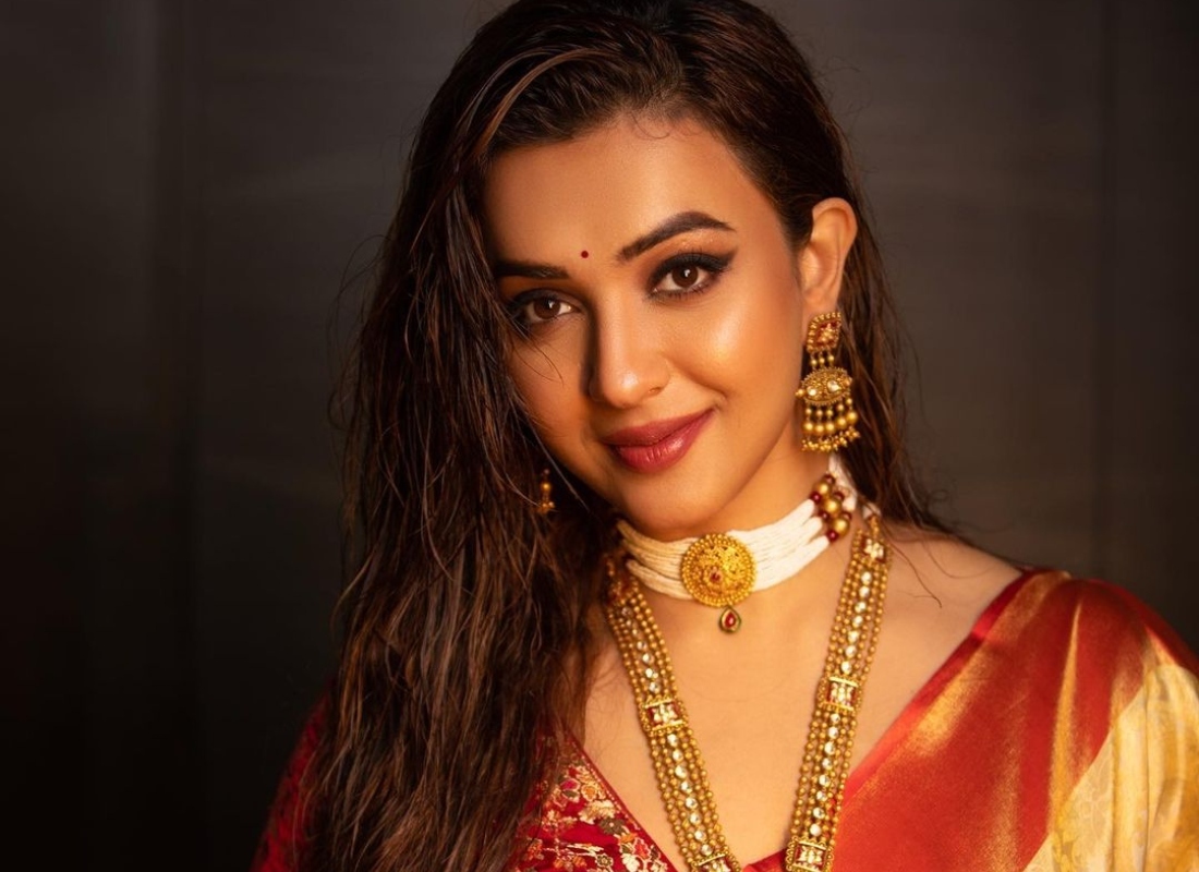 লেহেঙ্গায় লাস্যময়ী কৌশানী, জেল্লা দেখে কাত হচ্ছেন নেট নাগরিকরা ...