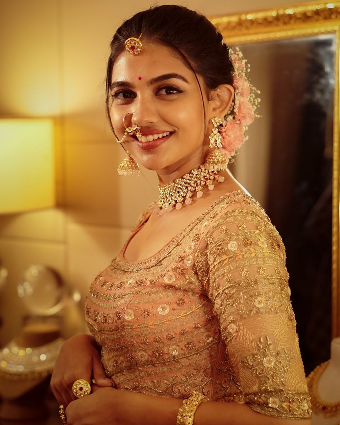 Mamitha Baiju: വിഷു ചുവപ്പിച്ച് മമിത ബൈജു... സാരിയിൽ കടൽ തീരത്ത് ...