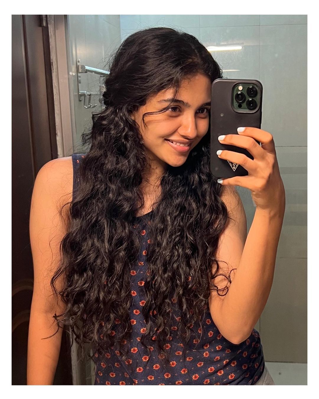 Mamitha Baiju: വിഷു ചുവപ്പിച്ച് മമിത ബൈജു... സാരിയിൽ കടൽ തീരത്ത് ...