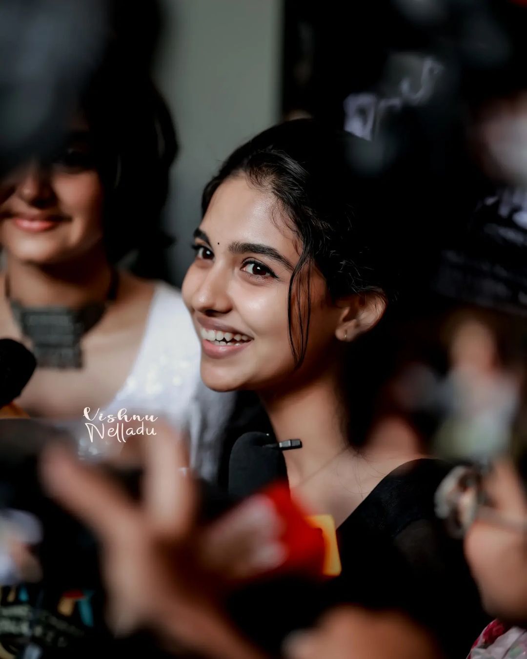 Mamitha Baiju: സൂപ്പർ ലുക്കിൽ മമിത ബൈജു... മിനിസ്ക്രീൻ വേദിയിൽ കലക്കൻ മേക്കോവറുമായി നടി ...