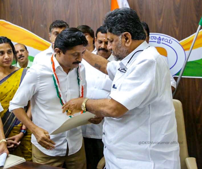 ಡಿಕೆ ಶಿವಕುಮಾರ್‌ ಅವರಿಂದ ಕೆಪಿಸಿಸಿ ಕಚೇರಿಯಲ್ಲಿ ಬಿ ಫಾರಂ ಸ್ವೀಕರಿಸಿದ ಕಾಂಗ್ರೆಸ್ ...
