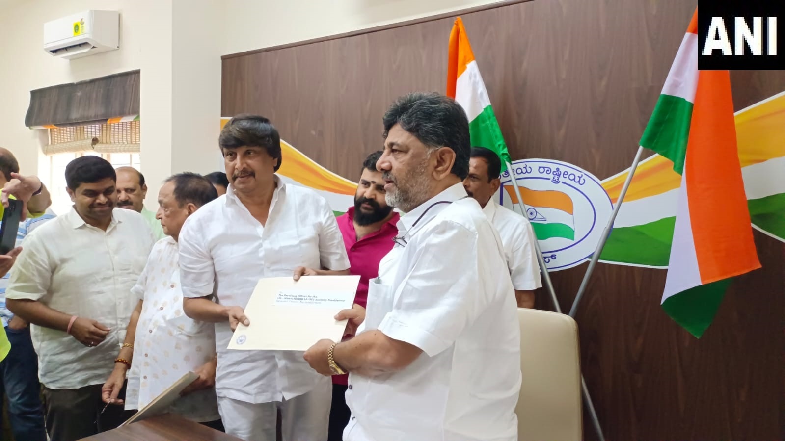 ಡಿಕೆ ಶಿವಕುಮಾರ್‌ ಅವರಿಂದ ಕೆಪಿಸಿಸಿ ಕಚೇರಿಯಲ್ಲಿ ಬಿ ಫಾರಂ ಸ್ವೀಕರಿಸಿದ ಕಾಂಗ್ರೆಸ್ ...