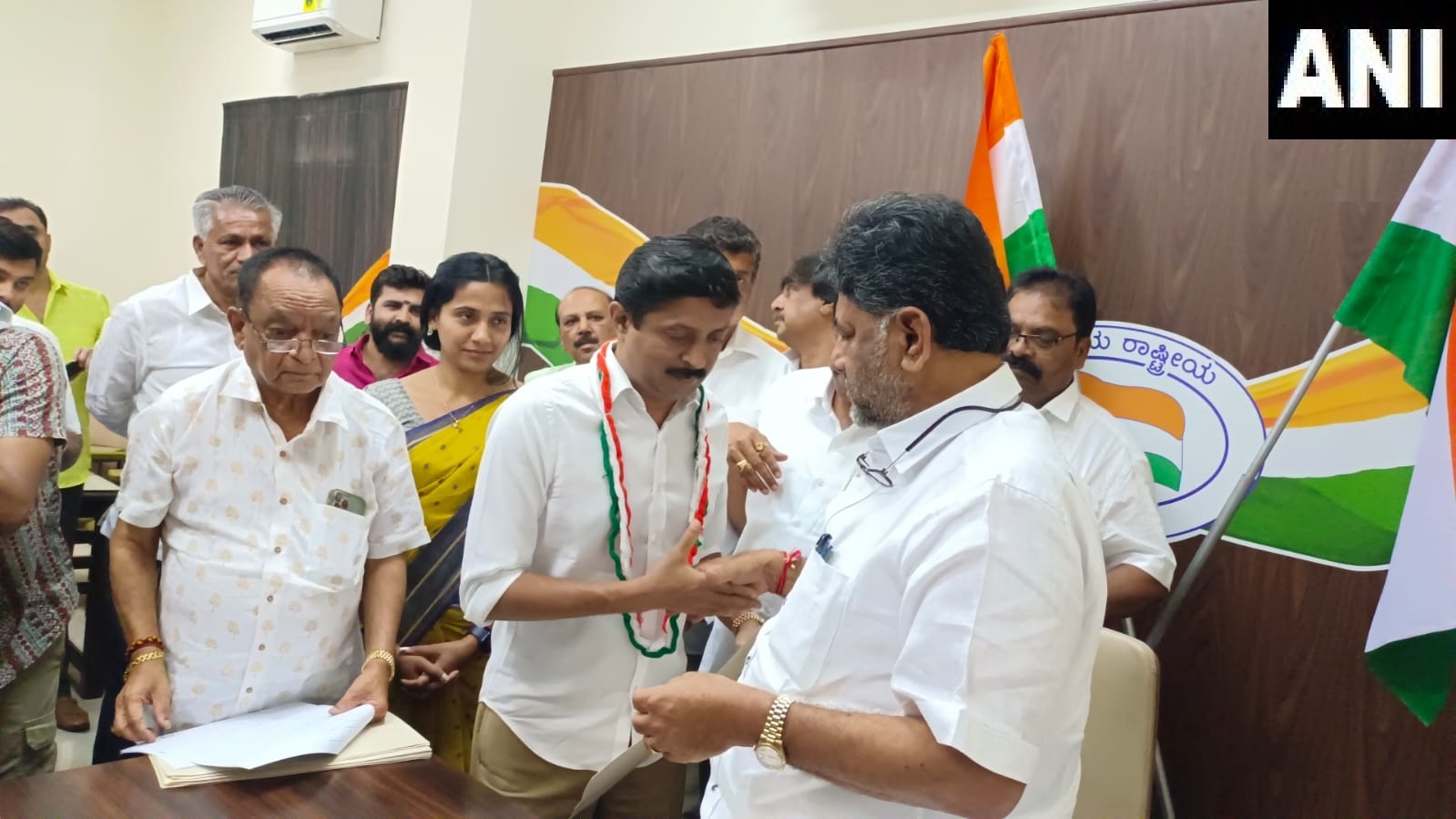 ಡಿಕೆ ಶಿವಕುಮಾರ್‌ ಅವರಿಂದ ಕೆಪಿಸಿಸಿ ಕಚೇರಿಯಲ್ಲಿ ಬಿ ಫಾರಂ ಸ್ವೀಕರಿಸಿದ ಕಾಂಗ್ರೆಸ್ ...