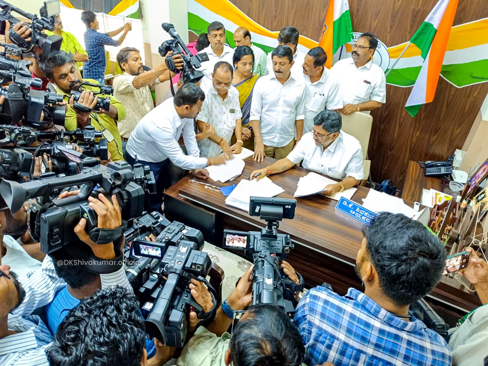 ಡಿಕೆ ಶಿವಕುಮಾರ್‌ ಅವರಿಂದ ಕೆಪಿಸಿಸಿ ಕಚೇರಿಯಲ್ಲಿ ಬಿ ಫಾರಂ ಸ್ವೀಕರಿಸಿದ ಕಾಂಗ್ರೆಸ್ ...