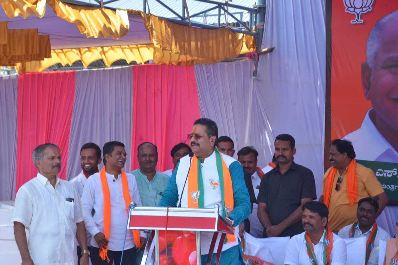 ಚುನಾವಣೆ: ಅಥಣಿ ಸವದತ್ತಿ ಕ್ಷೇತ್ರದ ಬಿಜೆಪಿ ಪ್ರಚಾರ-ಸಭೆಯಲ್ಲಿ ಕಂಡು ಬಂದ ಜನಸ್ತೋಮ ...