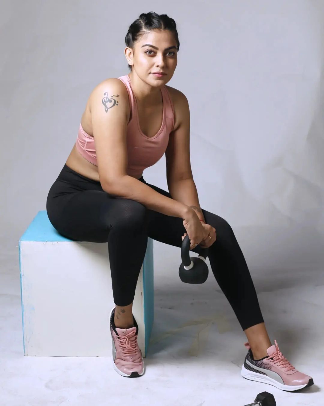 Anusree: ഫെസ്റ്റിവൽ ലുക്കല്ല, ഇത് ഫിറ്റ്നസ്സ് ലുക്ക്... വർക്ക്ഔട്ട് ...