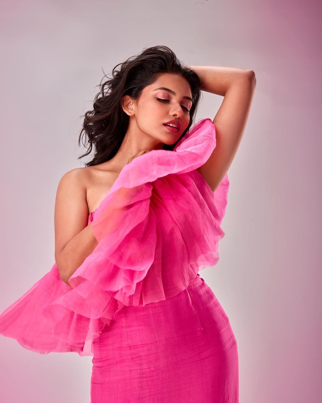 Mamitha Baiju: പിങ്കിൽ പൊളിയായി മമിത ബൈജു; സോഷ്യൽ മീഡിയയിൽ തരംഗമായി ...