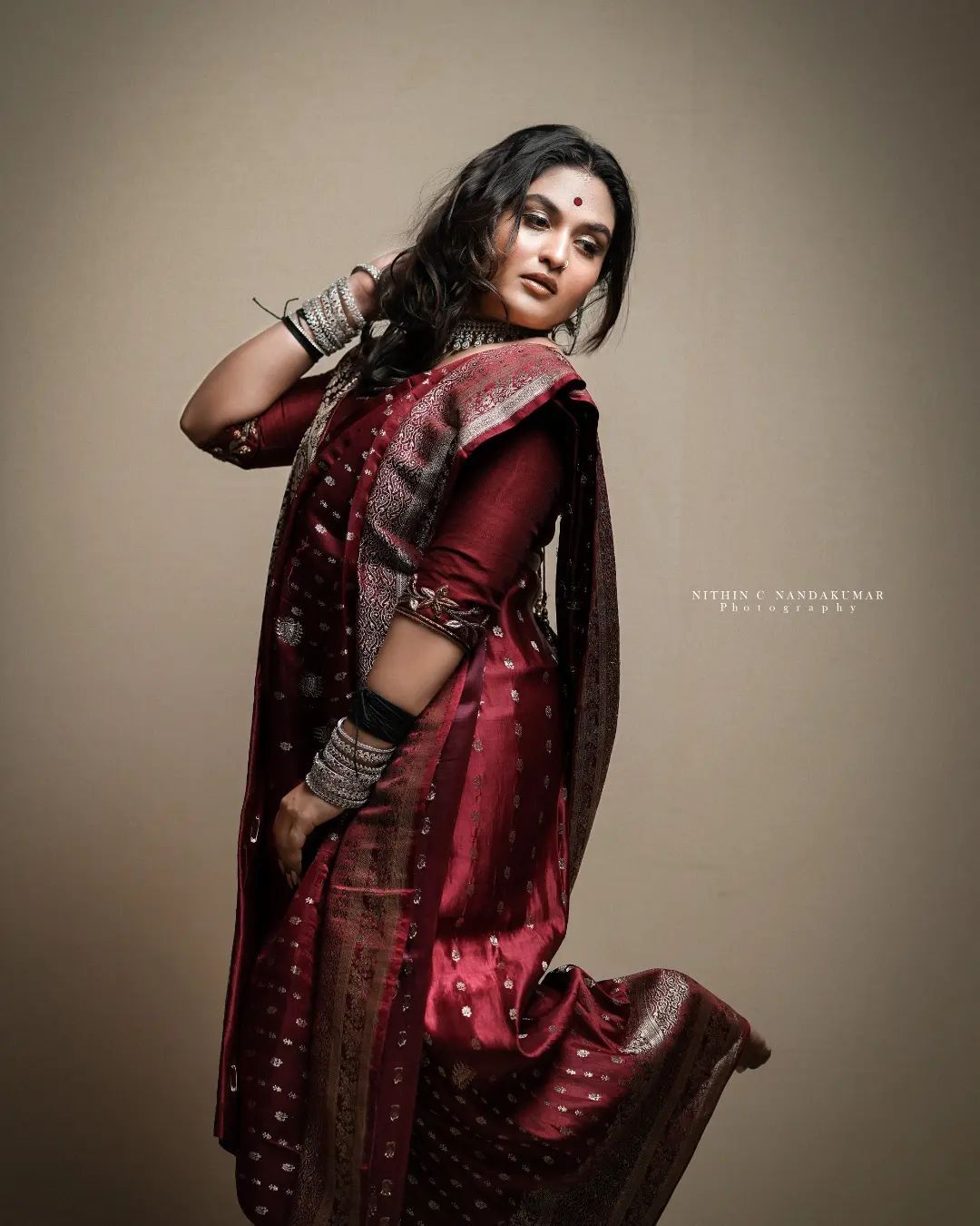 Prayaga Martin: മോഡേൺ ടു ട്രഡീഷണൽ... സൂപ്പർ ലുക്കുമായി പ്രയാഗ; രവി വ ...