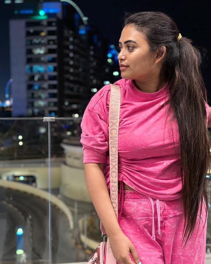 PHOTOS : ரோஜாவை தாலாட்டும் தென்றல்.. ரோஜா உடையில் கலக்கும் சீரியல் ...