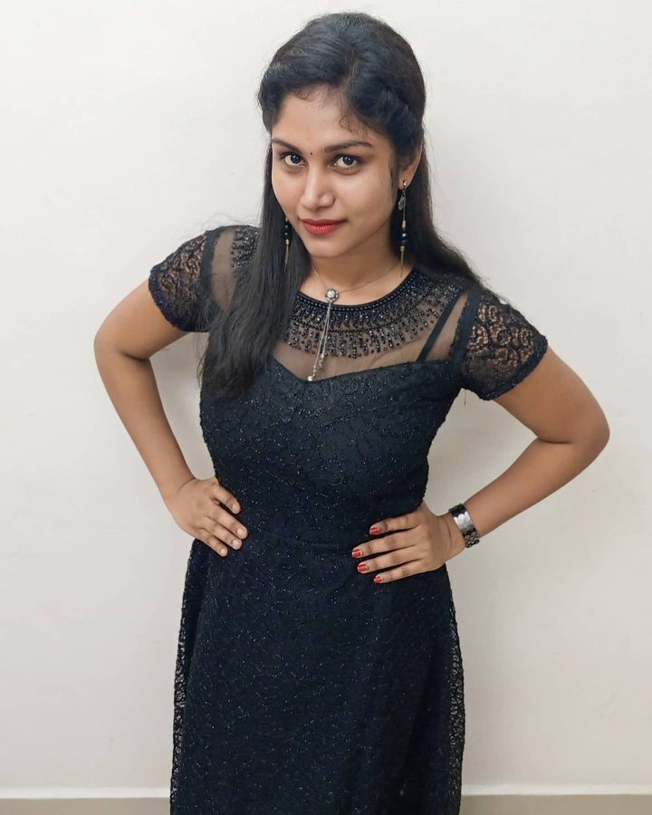 PHOTOS : ஸ்லீவ் லேஸ் உடையில் அசத்தும் விஜய் டிவி ரோஜா ஸ்ரீ.. லேட்டஸ்ட் கலக்கல் பிக்ஸ் இதோ ...