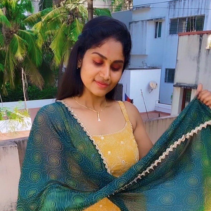 PHOTOS : ஸ்லீவ் லேஸ் உடையில் அசத்தும் விஜய் டிவி ரோஜா ஸ்ரீ.. லேட்டஸ்ட் கலக்கல் பிக்ஸ் இதோ ...