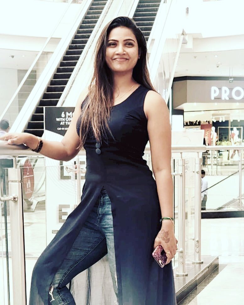 PHOTOS : நடிகை மைனா நந்தினியின் லேட்டஸ்ட் அழகிய புகைப்படங்கள்.. | Actress Myna Nandhini Pink ...