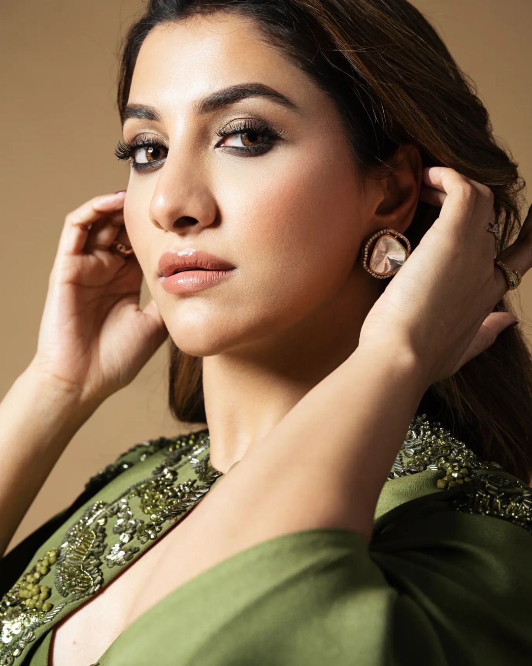 photos : ட்ரான்ஸ்பரண்ட் உடையில் டக்கர் போஸ் கொடுத்த ருக்மிணி மைத்ரா.. கிறங்கடிக்கும் நச் ...