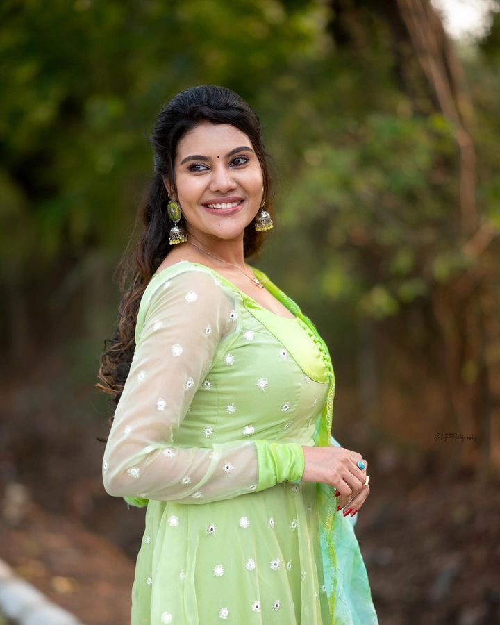 PHOTOS : பாவாடை தாவணியில் பார்த்த உருவமா.. ஏங்கவைக்கும் சீரியல் நடிகை ...