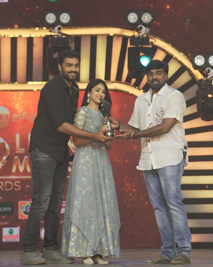 PHOTOS : விஜய் சேதுபதிக்கு ஸ்வீட் ஊட்டிய சீரியல் நடிகை.. விழா மேடையில் ...