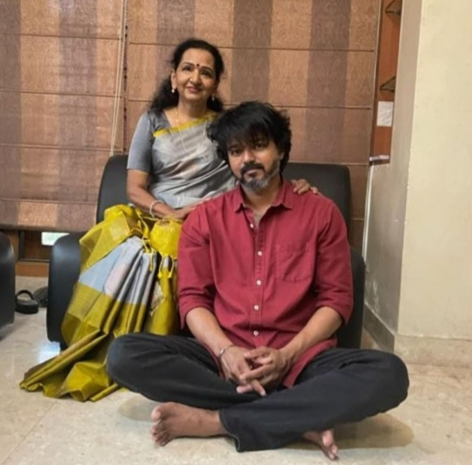 PHOTOS : பெற்றோரின் திருமண நாளில் அம்மாவுடன் விஜய்.. அப்பா எங்கப்பா ...