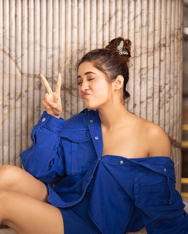 शर्ट के बटन खोलकर शिवांगी जोशी ने शेयर की हद से ज्यादा बोल्ड Photos ...