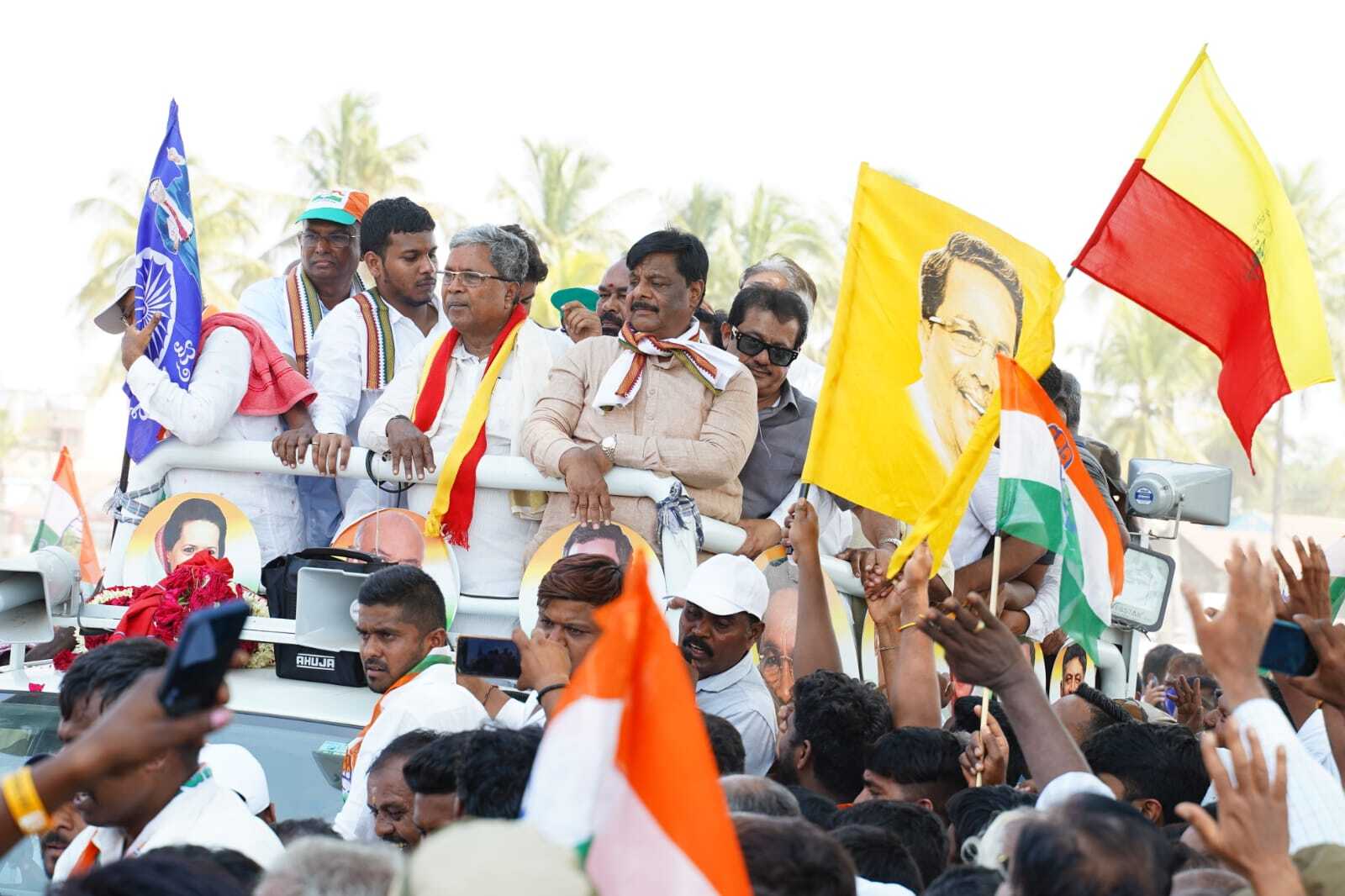 ವೈಟ್‌ ಆ್ಯಂಡ್‌ ವೈಟ್‌ ತೊಟ್ಟು ರಾಜಕಾರಣಿ ಲುಕ್‌ನಲ್ಲಿ ಕಾಣಿಸಿಕೊಂಡ ಸಿದ್ದರಾಮಯ್ಯ ...