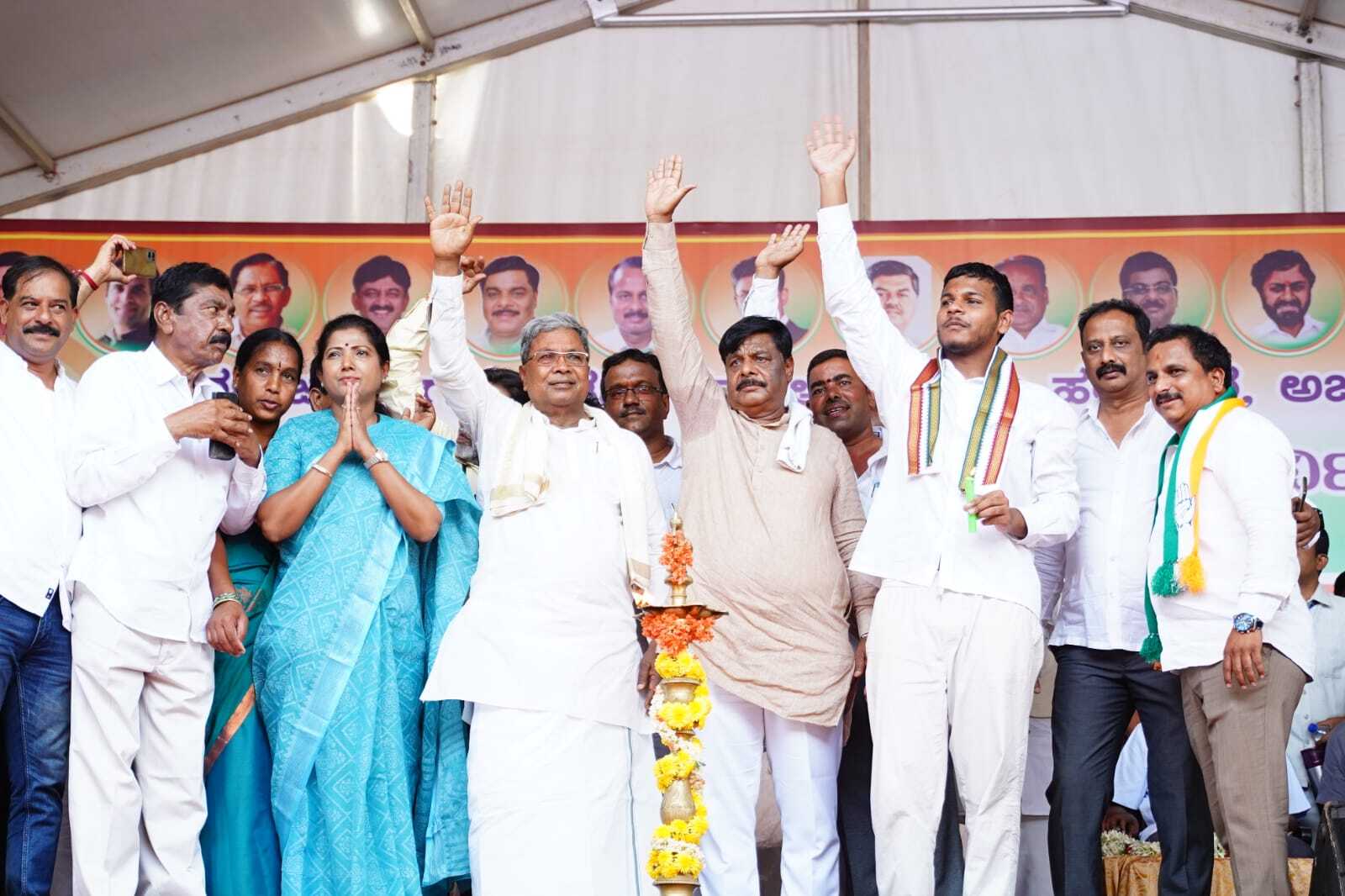 ವೈಟ್‌ ಆ್ಯಂಡ್‌ ವೈಟ್‌ ತೊಟ್ಟು ರಾಜಕಾರಣಿ ಲುಕ್‌ನಲ್ಲಿ ಕಾಣಿಸಿಕೊಂಡ ಸಿದ್ದರಾಮಯ್ಯ ...