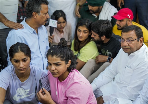 Wrestlers Bajrang Punia and Vinesh Phogat during their protest at ...