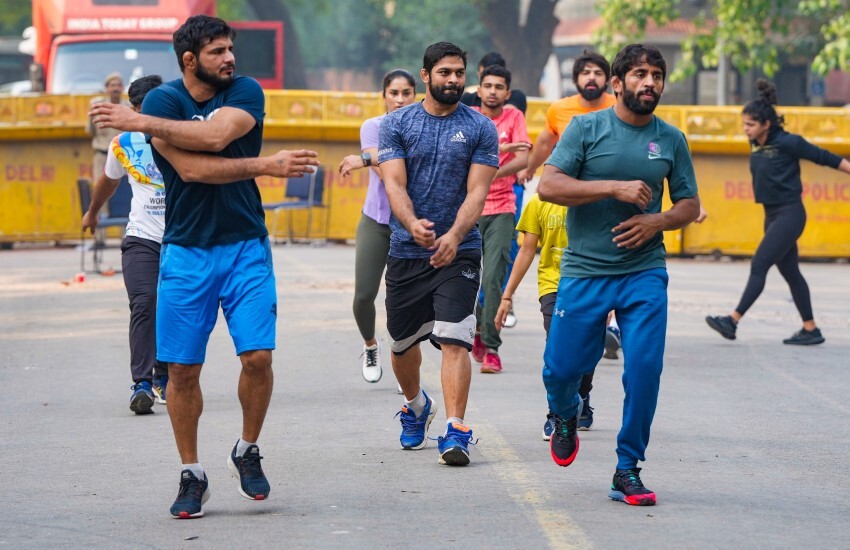 Wrestlers Vinesh Phogat and Sakshi Malik exercise near Jantar Mantar ...