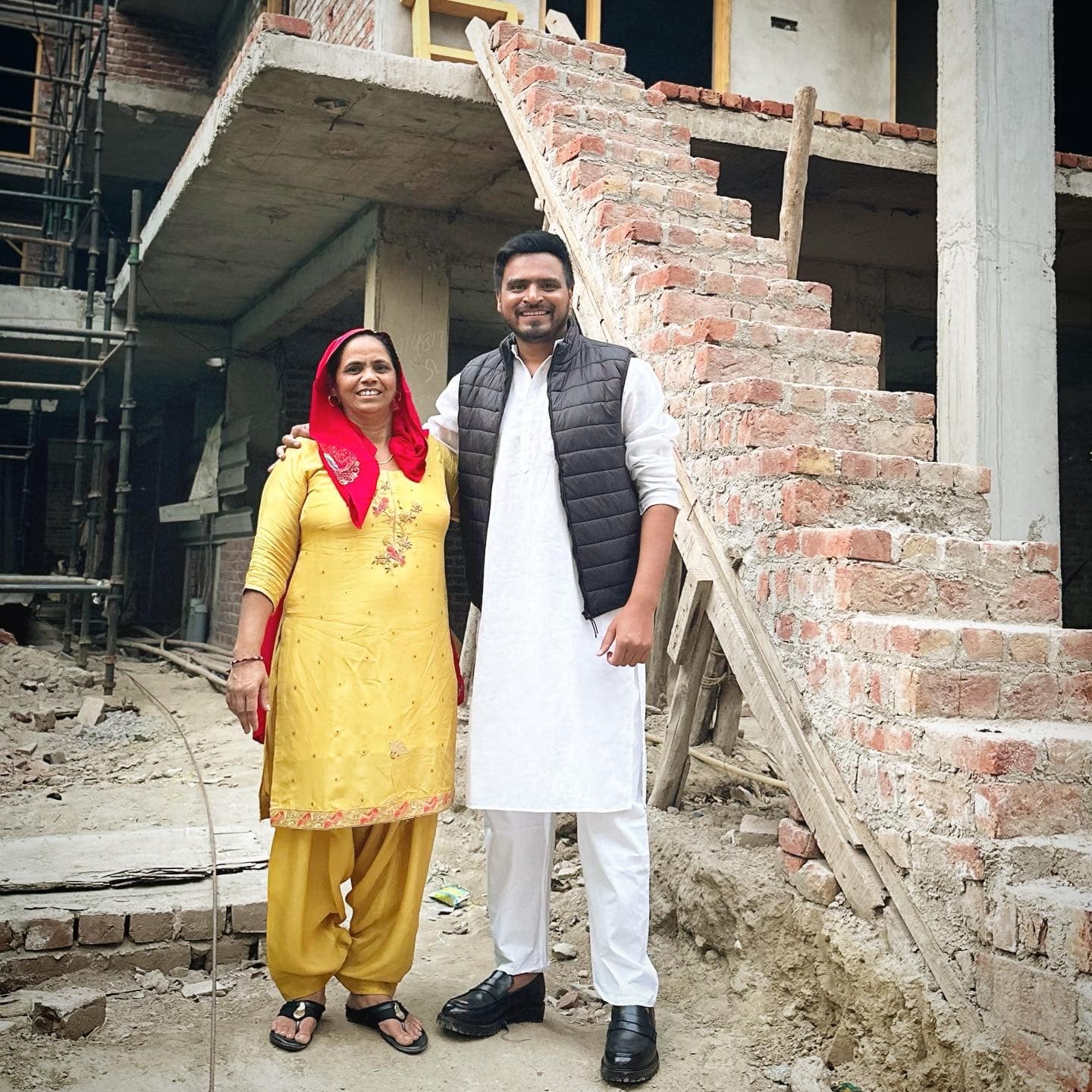 कुटिया से कोठी तक...जानिए कितनी संपत्ति के मालिक हैं अमित भड़ाना | Youtuber Amit Bhadana New ...