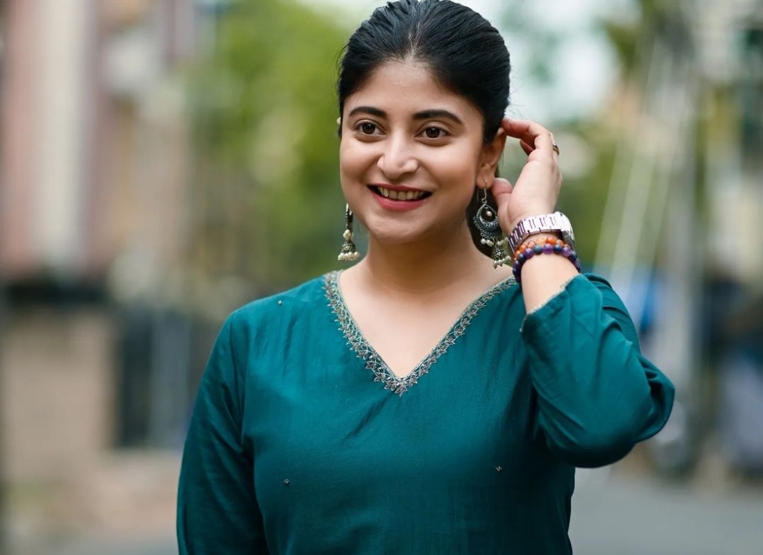 শাড়িতে লাস্যময়ী সন্দীপ্তা, হালকা মেকআপেও অনুগামীদের অবাক করছেন ...