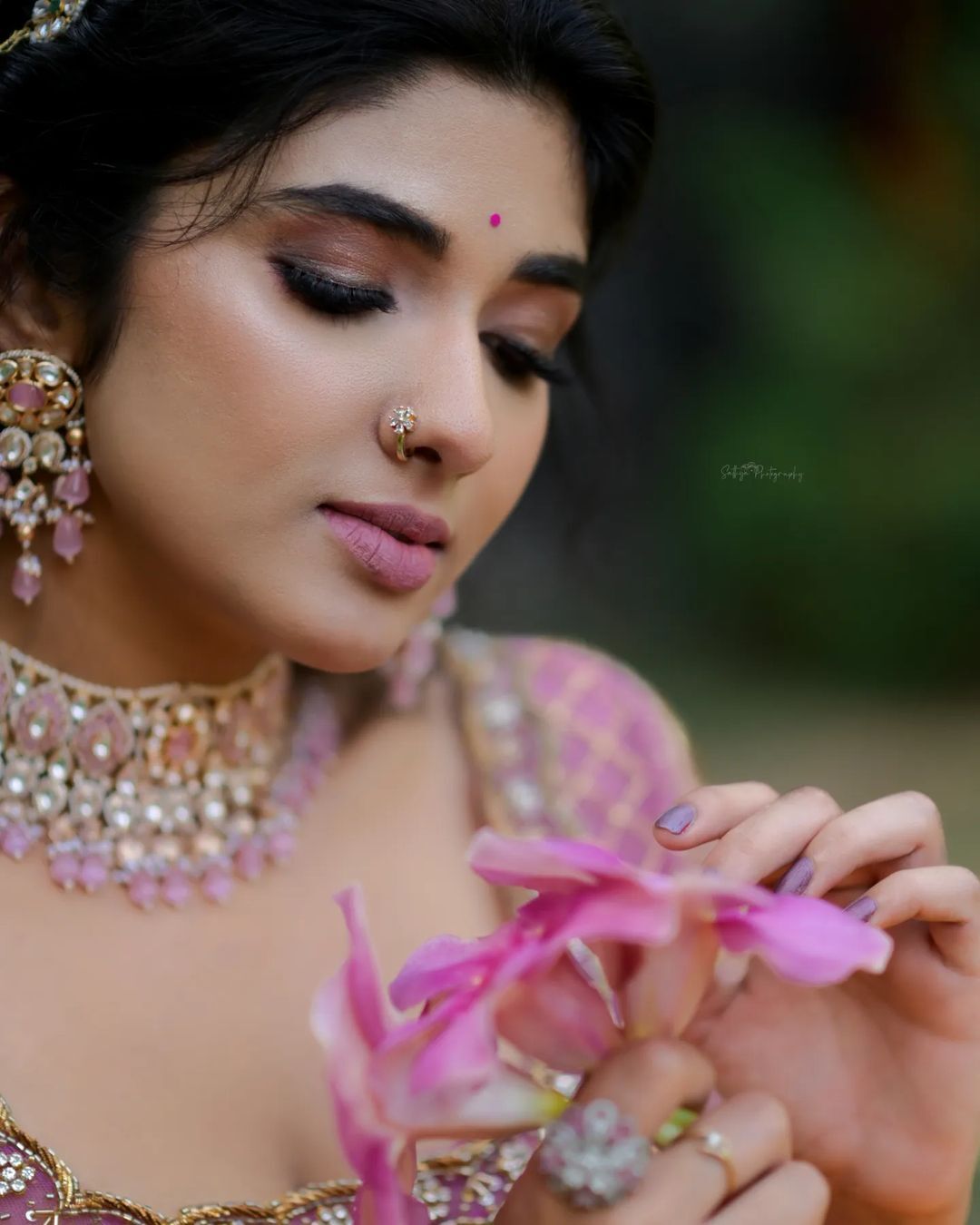 కవ్వించే అందాలతో కుర్రకారును ముగ్గులోకి దించేస్తున్న ప్రజ్ఞా నగ్రా | Actress Pragya Nagra Mind ...