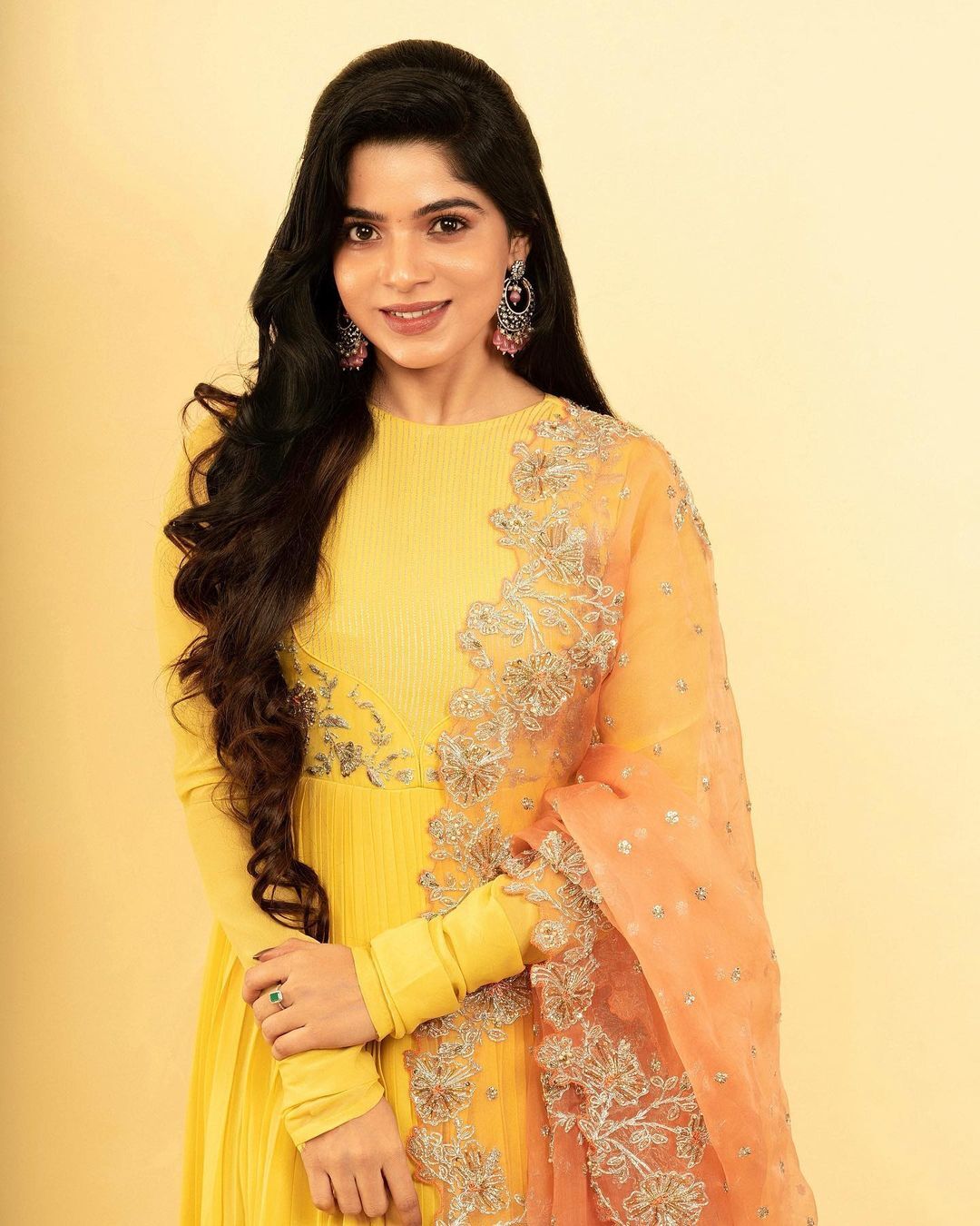కవ్వించే అందాలతో మనసు దోచేస్తున్న దివ్య భారతి. | Actress Divya Bharathi ...