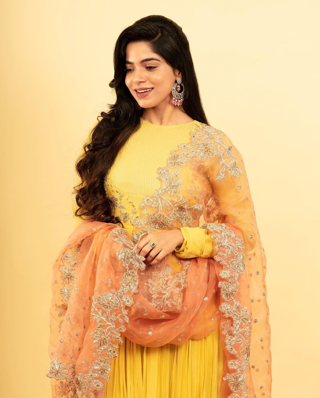 కవ్వించే అందాలతో మనసు దోచేస్తున్న దివ్య భారతి. | Actress Divya Bharathi ...