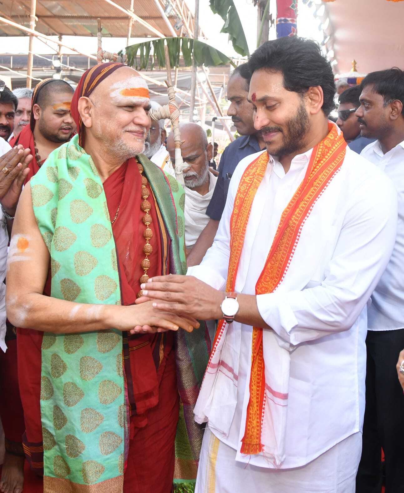 అఖండ పూర్ణహుతి కార్యక్రమంలో పాల్గొన్న సీఎం జగన్.. పూర్ణకుంభంతో స్వాగతం ...