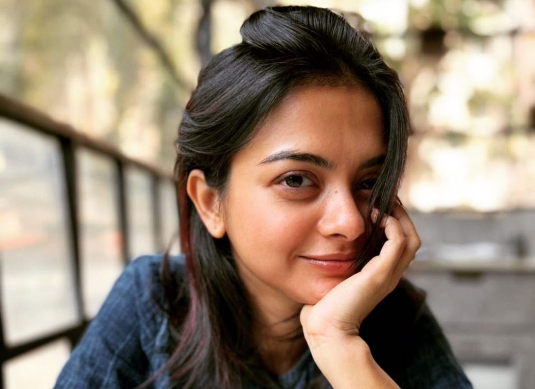 ছাই রঙের পোশাকে লাস্যময়ী শোলাঙ্কি, অভিনেত্রীর মিষ্টি হাসিতে ভুলছেন ...