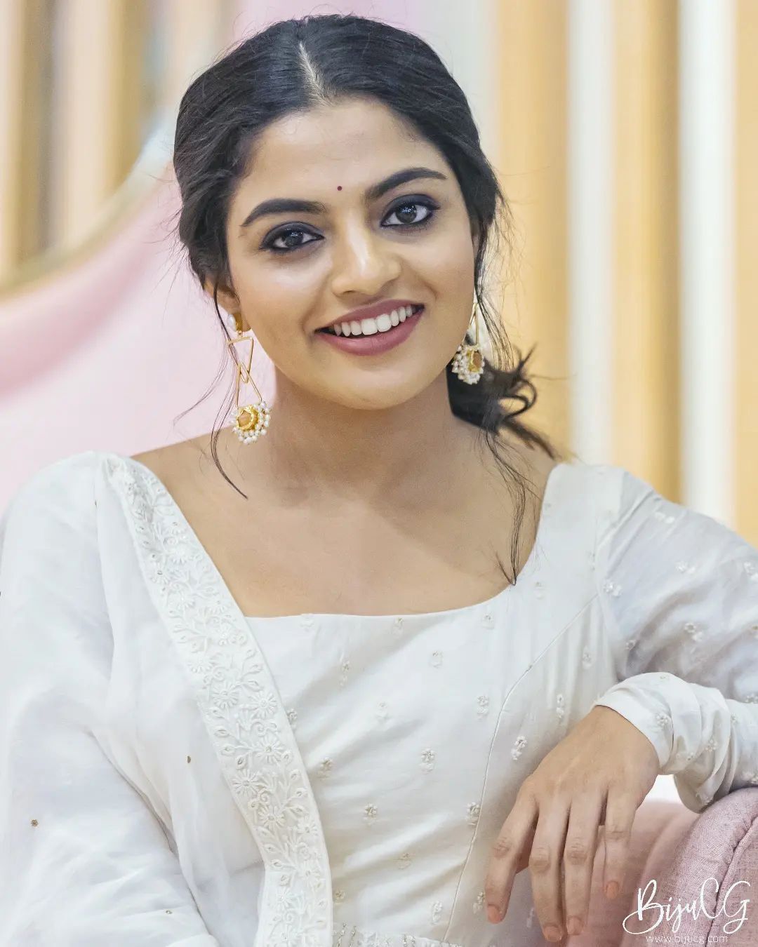 Nikhila Vimal: എയ്ഞ്ചൽ ഇൻ ടൗൺ.... വെള്ളയിൽ കലക്കൻ ലുക്കുമായി നിഖില വിമ ...