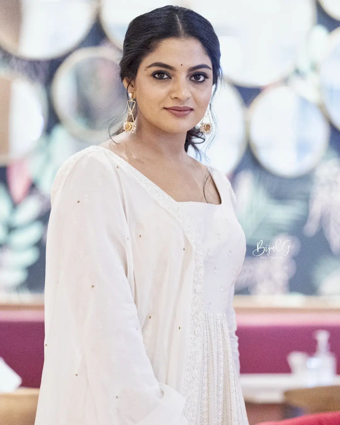 Nikhila Vimal: എയ്ഞ്ചൽ ഇൻ ടൗൺ.... വെള്ളയിൽ കലക്കൻ ലുക്കുമായി നിഖില വിമ ...
