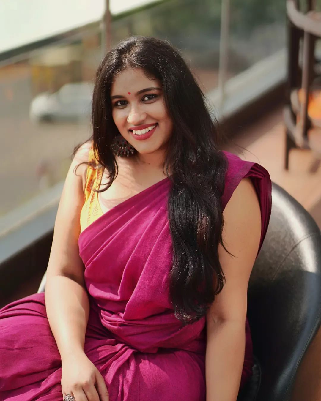 Radhika Radhakrishnan: സാരിയിൽ സ്റ്റൈലൻ ലുക്കിൽ രാധിക രാധാകൃഷ്ണൻ; അപ്പൻ സിനിമിലെ ഷീലയുടെ കലക്ക ...