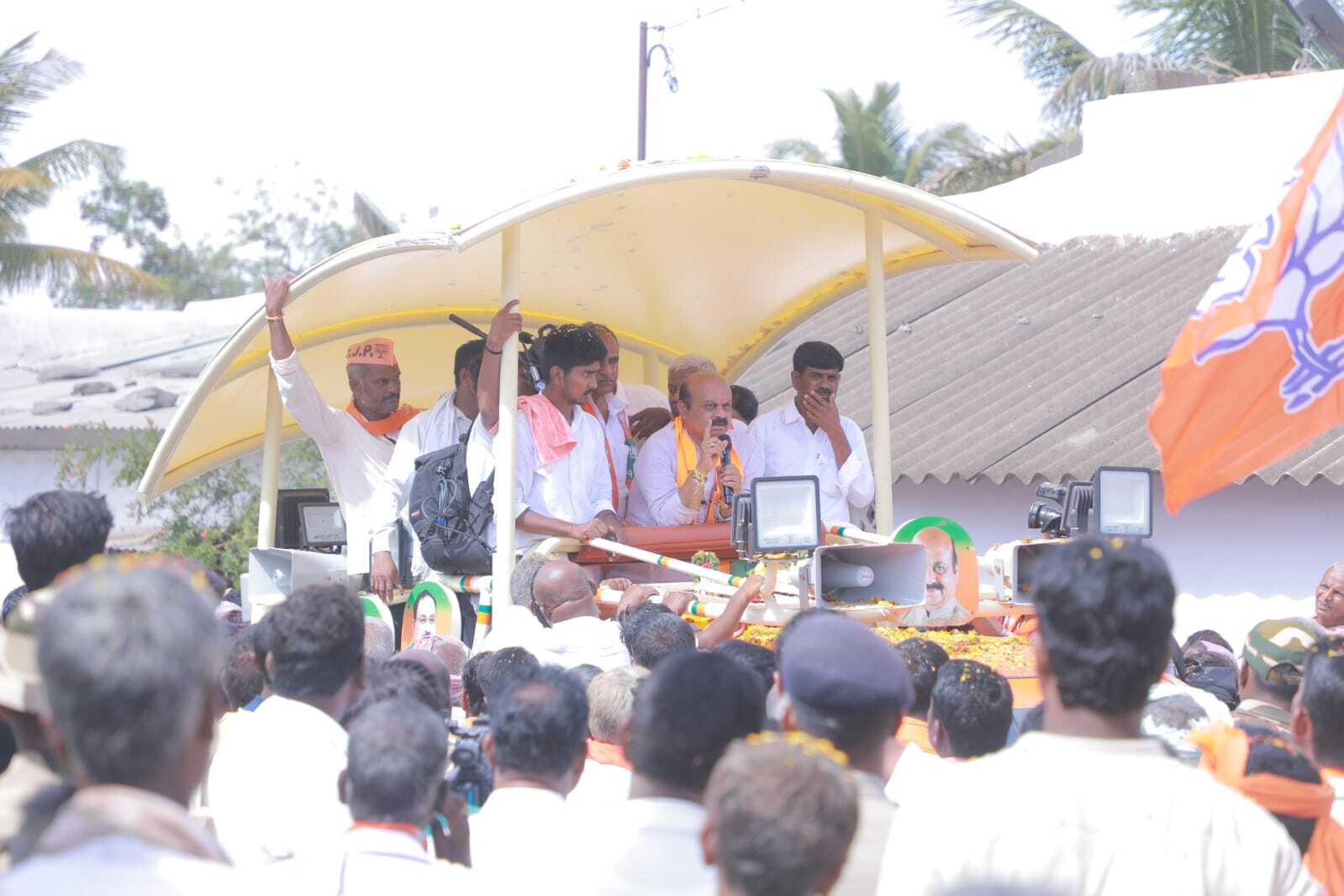 ಶಿಗ್ಗಾಂವಿಯ ವಿವಿಧೆಡೆ ಸಿಎಂ ಬಸವರಾಜ ಬೊಮ್ಮಾಯಿ ರೋಡ್ ಶೋ ನಡೆಸಿದ ಫೋಟೊ ನೋಡಿ | CM ...