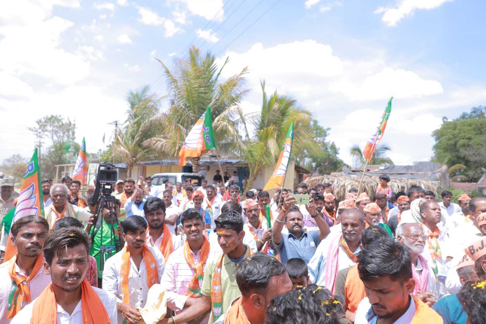 ಶಿಗ್ಗಾಂವಿಯ ವಿವಿಧೆಡೆ ಸಿಎಂ ಬಸವರಾಜ ಬೊಮ್ಮಾಯಿ ರೋಡ್ ಶೋ ನಡೆಸಿದ ಫೋಟೊ ನೋಡಿ | CM ...