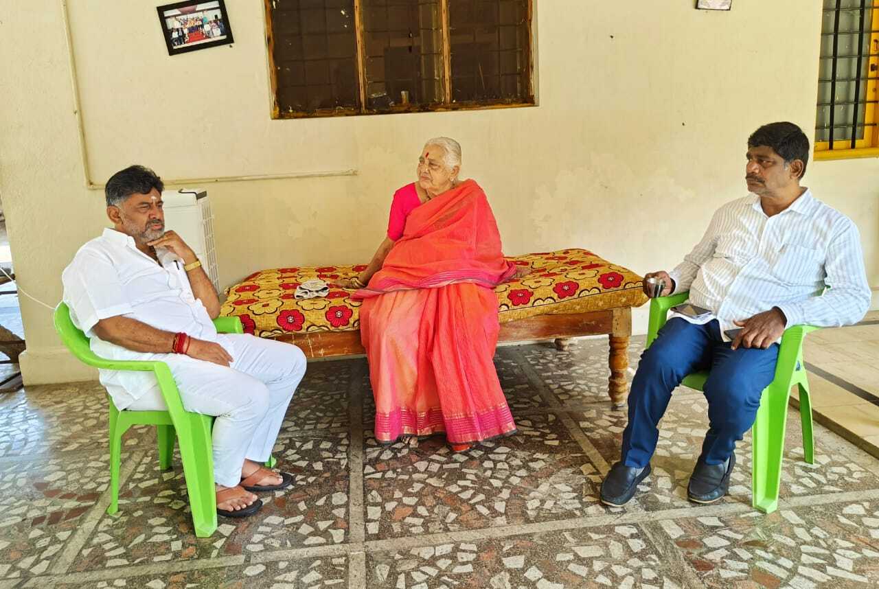 ತಾಯಿ ಗೌರಮ್ಮ ಆಶೀರ್ವಾದ ಪಡೆದ ಡಿ.ಕೆ ಶಿವಕುಮಾರ್‌&ಡಿ.ಕೆ ಸುರೇಶ್‌ | KPCC ...